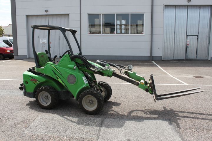 Skid steer loader Avant 420 -12 with accessories - PS Auction - We ...