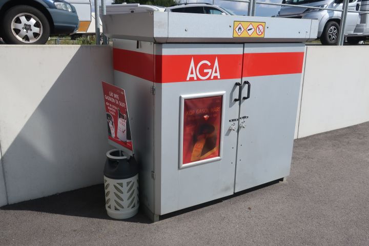 AGA LPG cabinet with 13 LPG bottles - PS Auction - We value the future ...