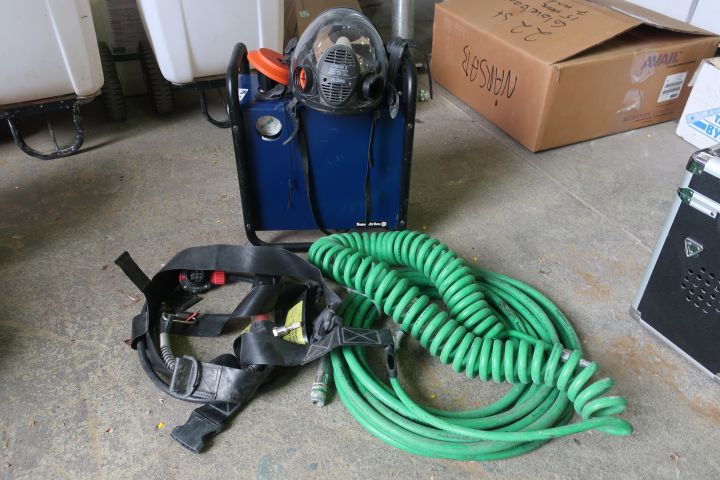 Compressed air-fed mask with accessories - PS Auction - We value the ...