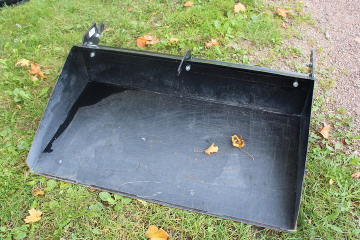 Bucket for riding lawn mower, Sweeper - PS Auction - We value the ...