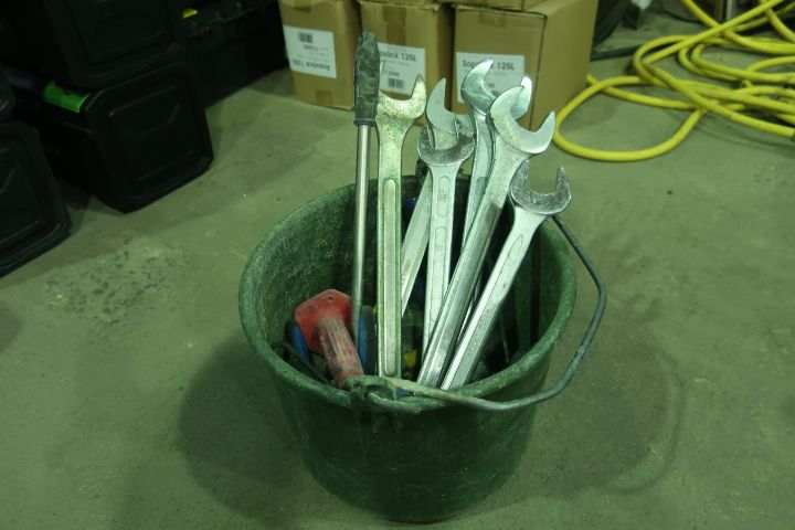 Perforated bucket with various hand tools - PS Auction - We value the ...