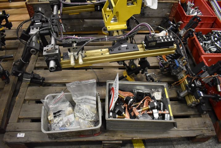 Robot gripping tools, various nibbles, earthing devices. - PS Auction ...