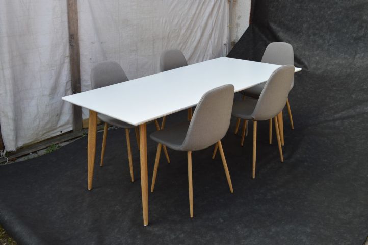 Matbord vitt med träben eller svarta ben - Auktioner online ...