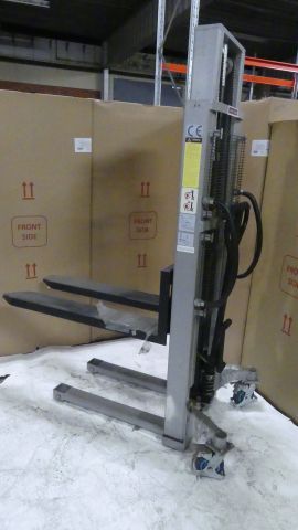 High-lift Silverstone pallet truck - PS Auction - We value the future ...