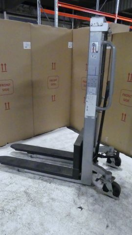 High-lift Silverstone pallet truck - PS Auction - We value the future ...