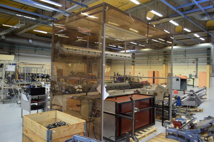 Plexiglas booth - PS Auction - We value the future - Largest in net ...