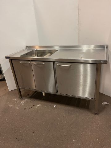 Diskbänk med stor ho, sil, dubbelskåp med hylla och kulventil ...