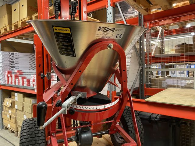 Salt spreader Rondini Jardin SPT / 50, use once. - PS Auction - We ...