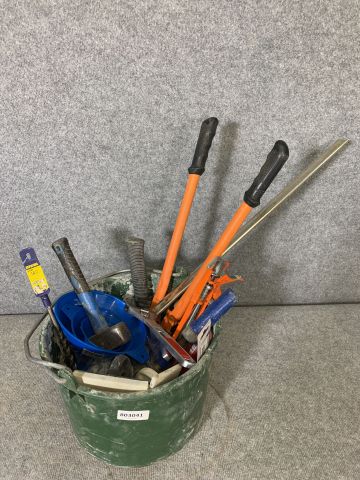 Masonry bucket with various hand tools - PS Auction - We value the ...