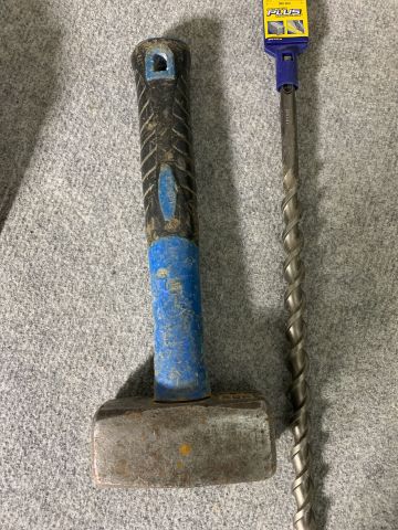 Masonry bucket with various hand tools - PS Auction - We value the ...