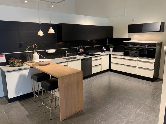 Demo Kitchen HTH Focus Black Oak Laminate / White incl. Appliances - PS ...