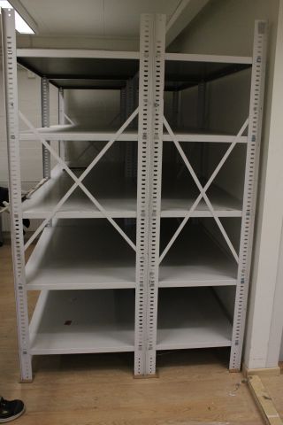 Hyllplan i metall 2 sektioner. Mått per sektion H 210 cm B 130 cm D 60 ...