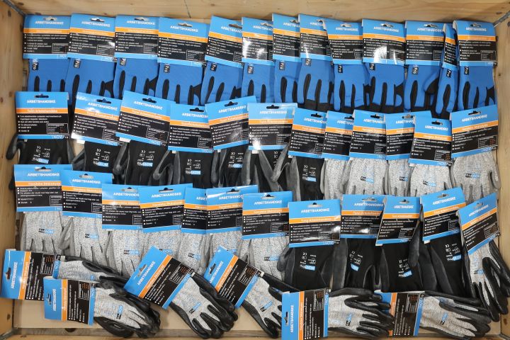 Assortment of work gloves Novipro - PS Auction - We value the future ...