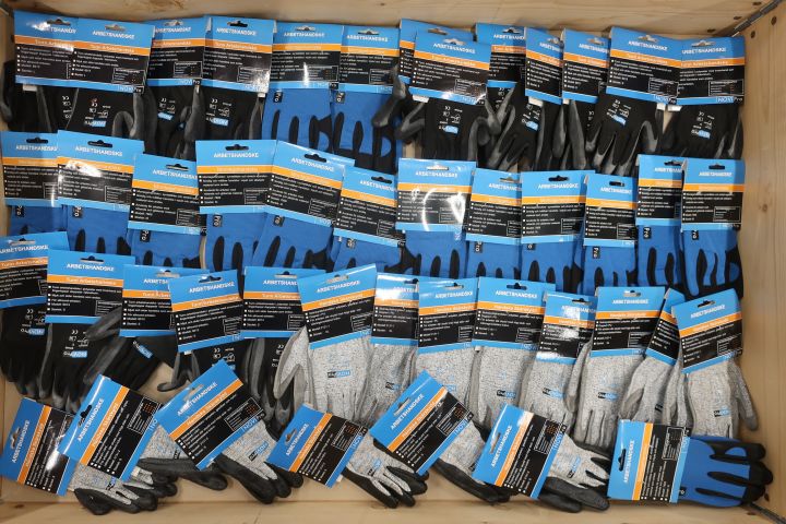 Assortment of work gloves Novipro - PS Auction - We value the future ...