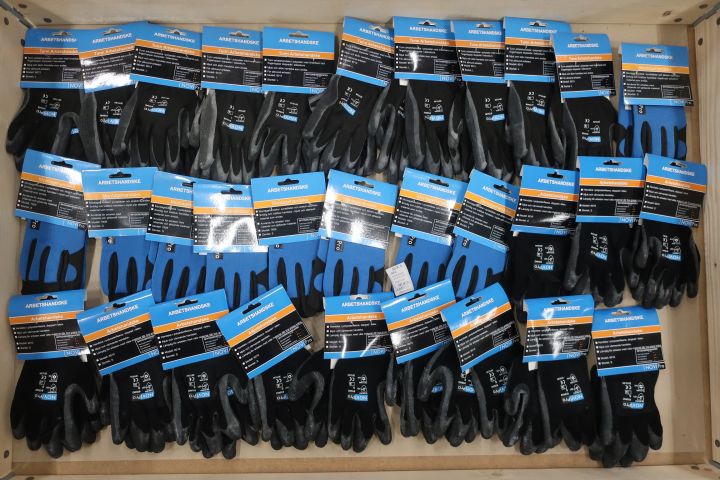 Assortment of work gloves Novipro - PS Auction - We value the future ...