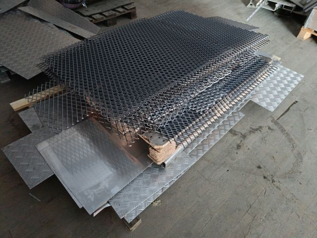 Lot with expanded metal and floorboard - PS Auction - We value the ...