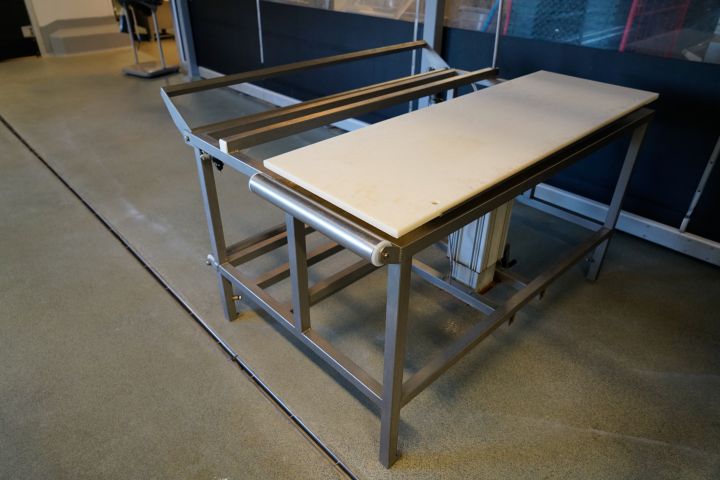 Piece bench with cutting board - PS Auction - We value the future ...