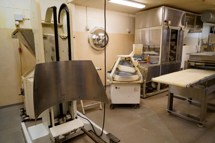 Bakery line - vessel lift, dough clipper, cone driver, locker and long ...