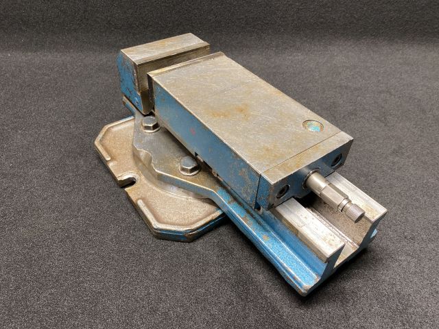 Hydraulic machine vice with protractor - PS Auction - We value the ...