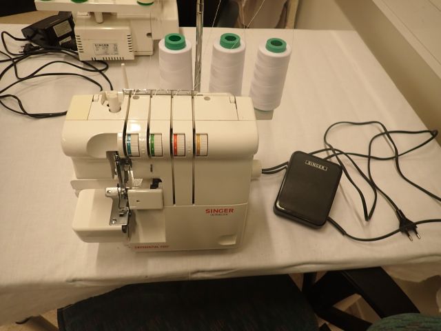 Symaskin Singer 14U454B - Auktioner online - Nätauktioner ...