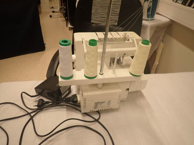 Symaskin Singer 14U454B - Auktioner online - Nätauktioner ...