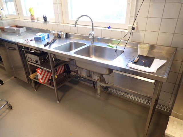 Stainless steel bench with 2 sockets - PS Auction - We value the future ...