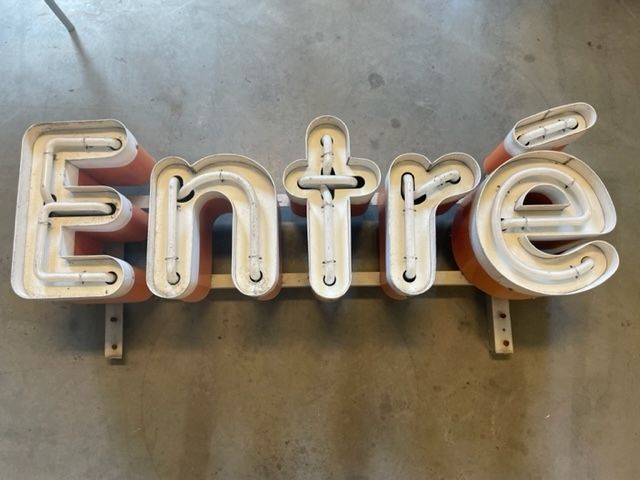 Neon sign "Entrance" - PS Auction - We value the future - Largest in ...