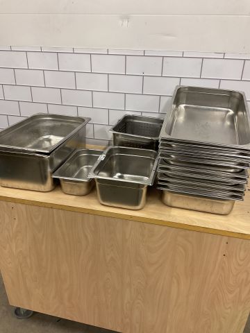 Parti med 17 st. 1/1 Gastro bleck - Auktioner online - Nätauktioner ...