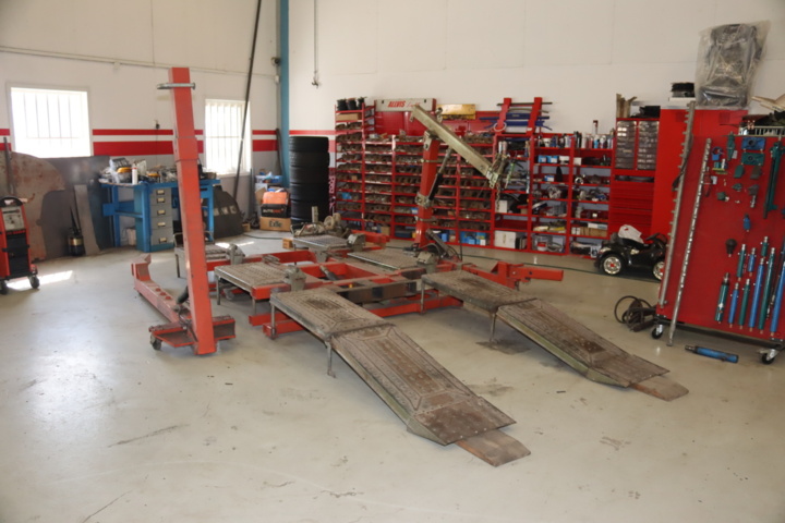Straight bench Autorobot, 2 tons lifting capacity - PS Auction - We ...