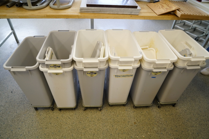 11 bins, of which 6 on wheels - PS Auction - We value the future ...