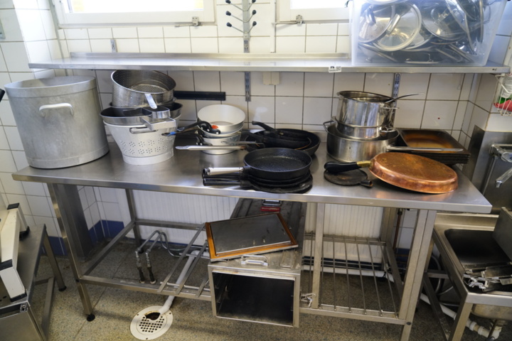 Stainless bench and shelf, as well as various pots, frying pans, pans ...