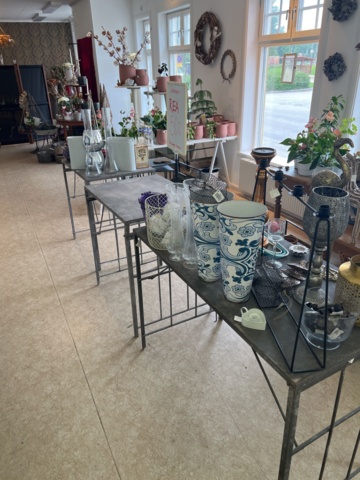 3 tin tables and interior items - PS Auction - We value the future ...