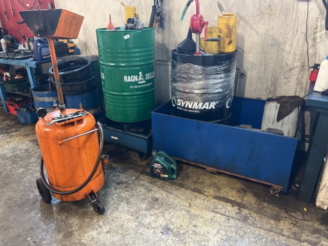 Spill racks and oil collectors - PS Auction - We value the future ...