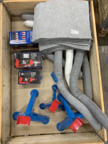 Assortment of workshop accessories - Pallet racks, absorbent material ...