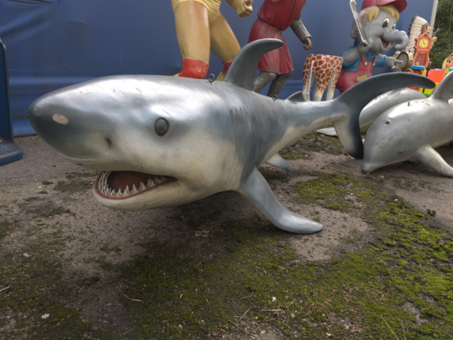 Hanging shark - PS Auction - We value the future - Largest in net auctions