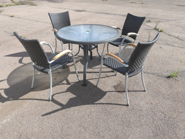 Set of 4 chairs and 1 table - PS Auction - We value the future ...