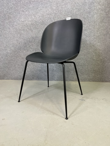 Stol, Gubi, Beetle stol svarta ben - Auktioner online - Nätauktioner ...