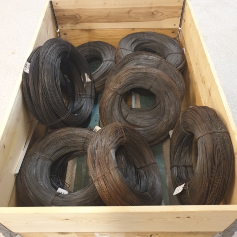 Lot with steel wire, nail wire and casting material - PS Auction - We ...