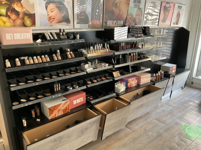 Make-up shelf with various samples - PS Auction - We value the future ...