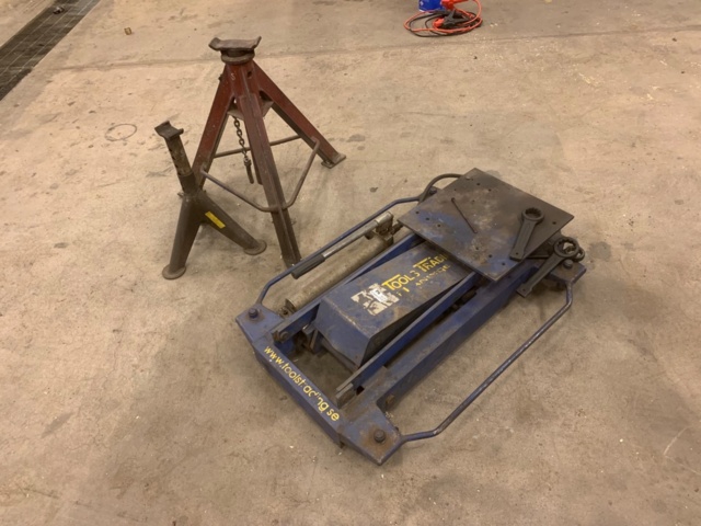 Gearbox jack Toolstrading and two pallet jacks - PS Auction - We value ...