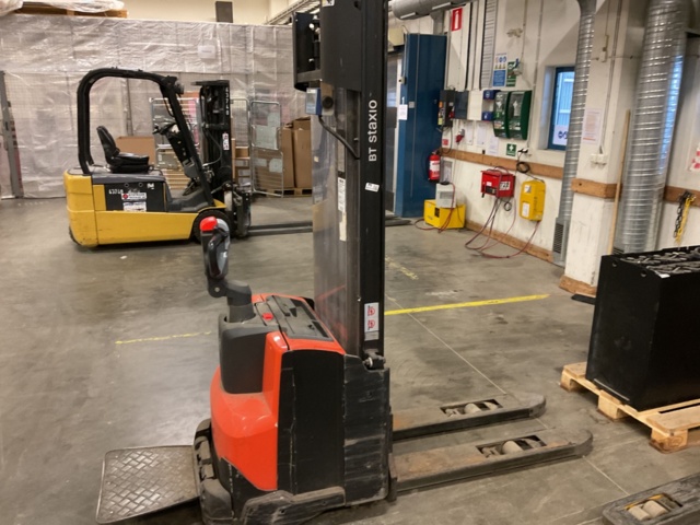 BT Stacker with scale - PS Auction - We value the future - Largest in ...