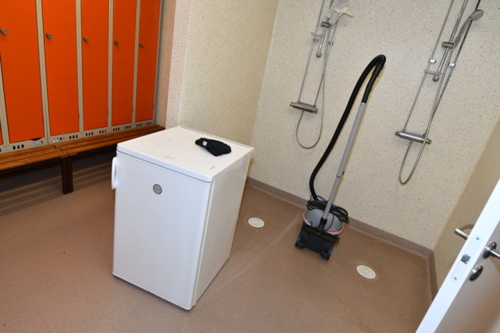 Refrigerator + vacuum cleaner - PS Auction - We value the future ...