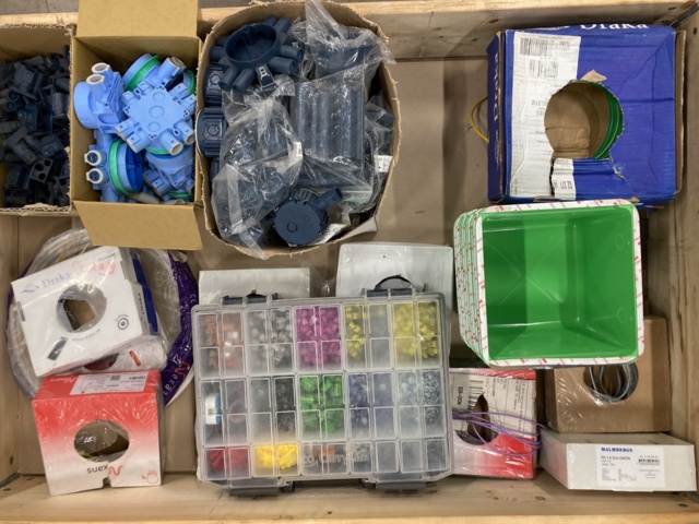 Sortiment med elmaterial - Auktioner online - Nätauktioner ...