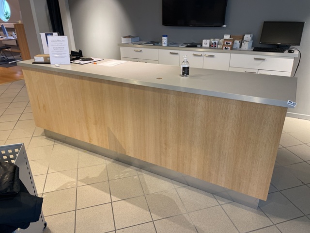 Receptionsdisk med lådor och skåp, 2 stycken - Auktioner online ...