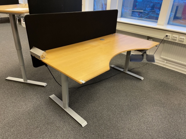 Raised and lowerable desk with screen wall - PS Auction - We value the ...