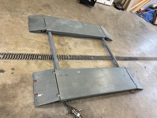 Scissor lift Hawk QJY-S2E, 3000kg, defective -2021 - PS Auction - We ...