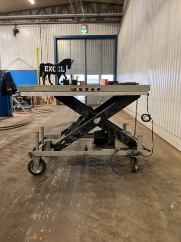 Lifting table on wheels, Silverstone HW2001 2000 kg - PS Auction - We ...