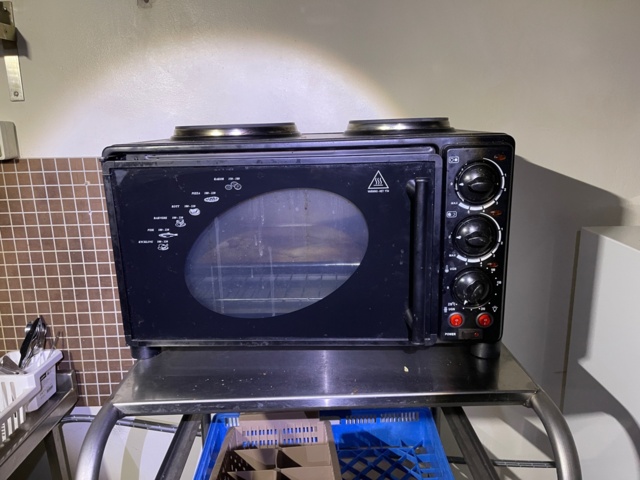Bench stove with 2 plates and oven - PS Auction - We value the future ...
