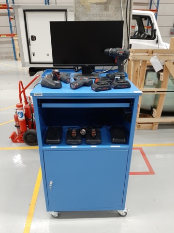 Workstation (rollable sheet metal cabinet, monitor, screwdriver, etc ...