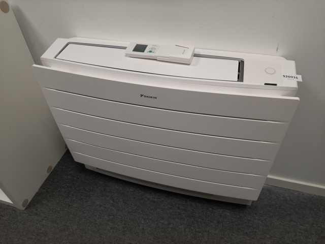 Wall-hung AC Daikin with remote control - PS Auction - We value the ...